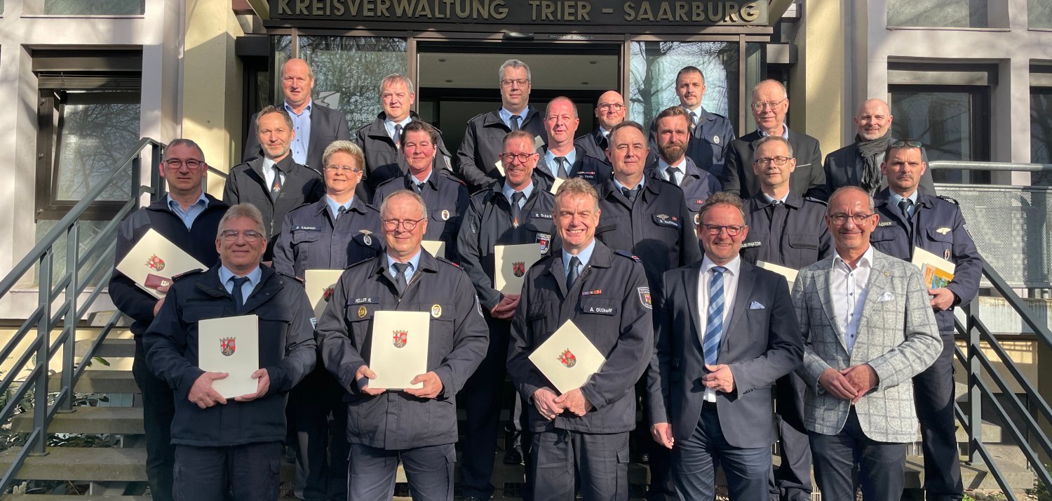 Goldene Ehrenzeichen für Feuerwehrleute in der VG Konz | Stadt ...